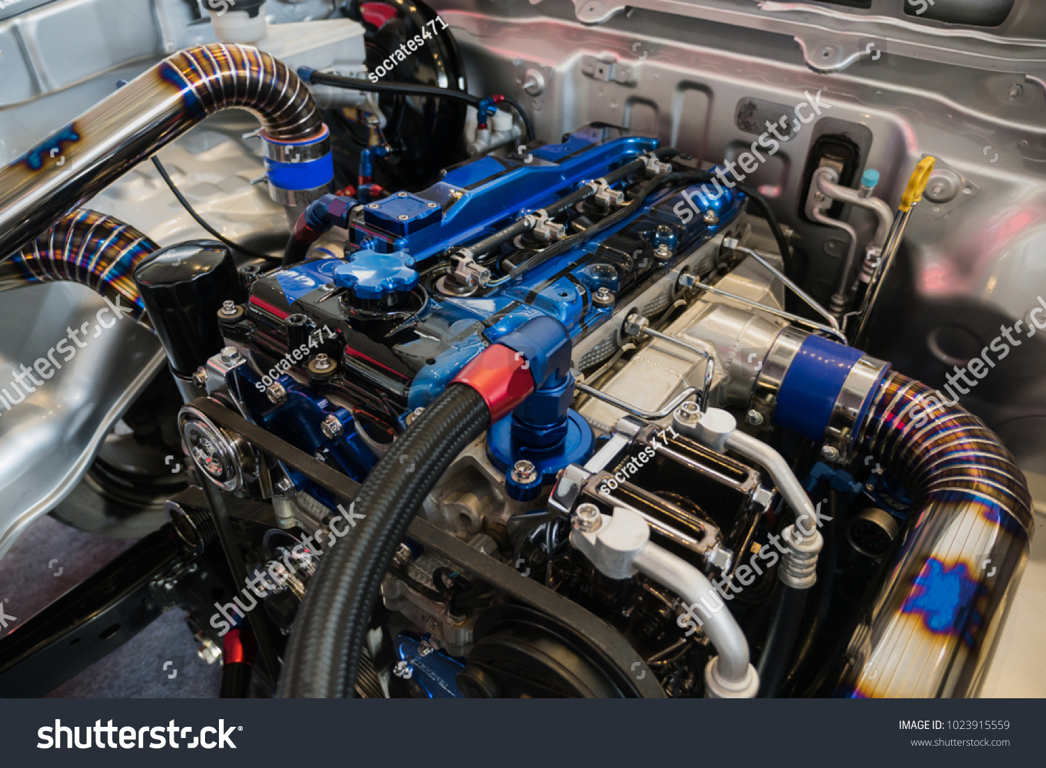 Close-up diesel engines racing. _站酷海洛_正版图片_视频_字体_音乐素材交易平台_站酷旗下品牌