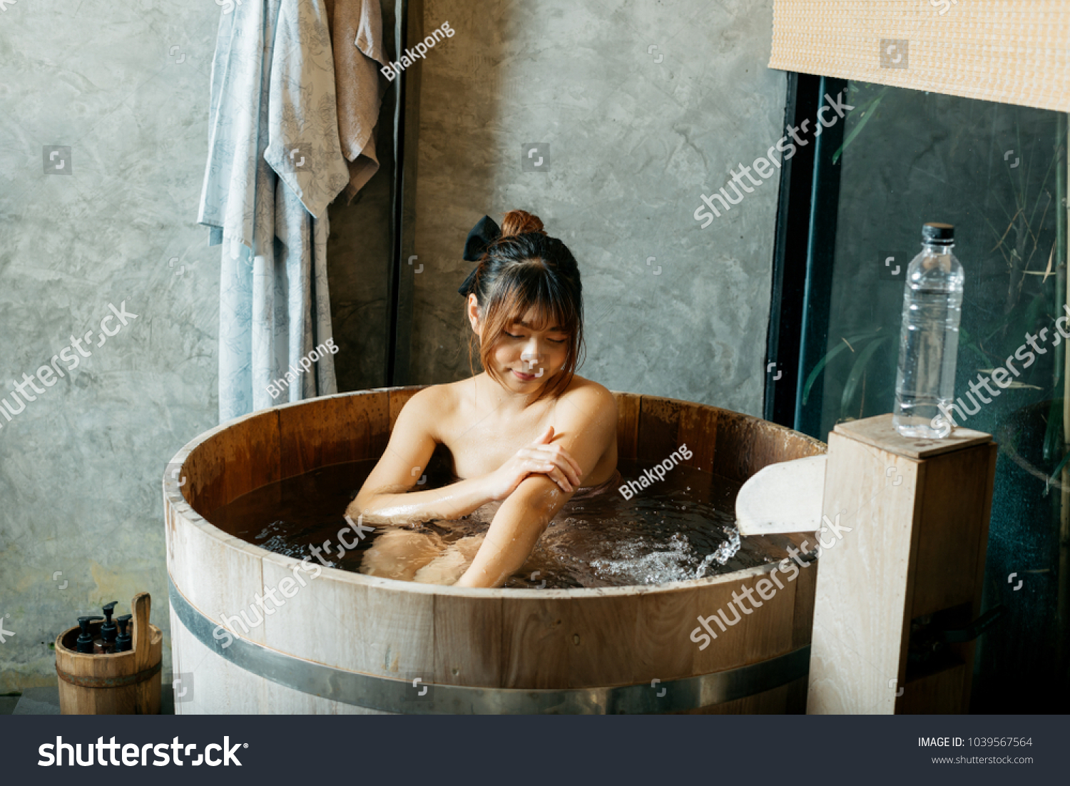 Onsen series: Asian woman taking a bath in wooden bathtub_站酷海洛_正版图片_视频_字体_音乐素材交易平台_站酷旗下品牌