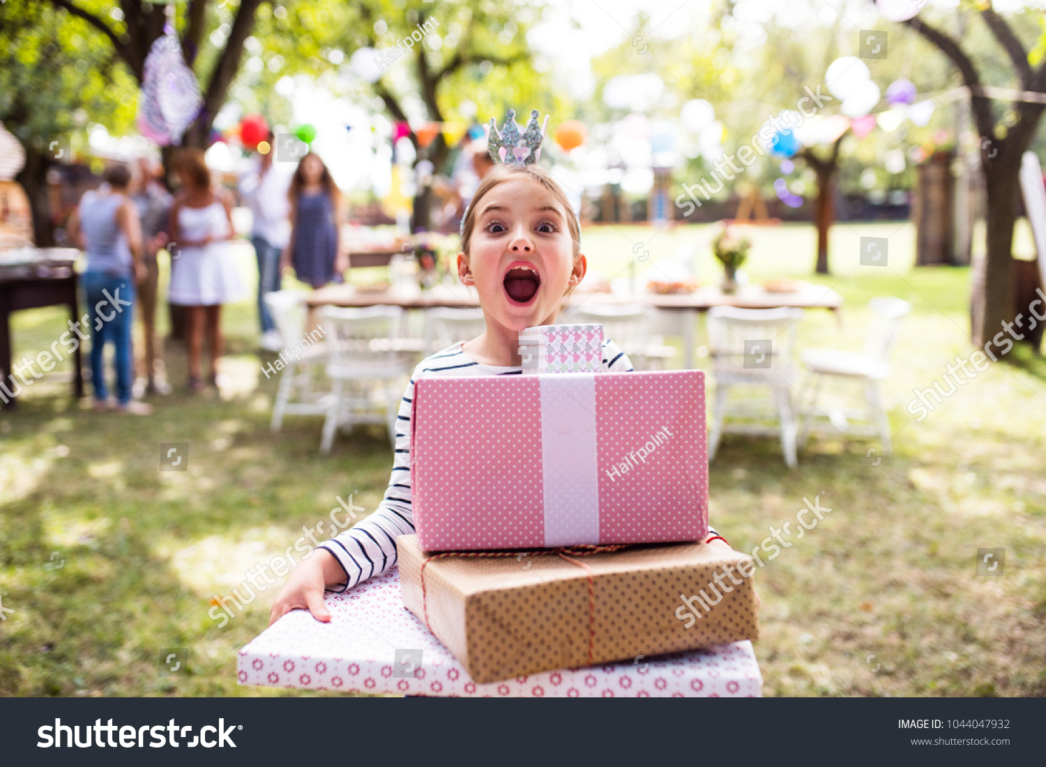Family celebration or a garden party outside in the backyard._站酷海洛_正版图片_视频_字体_音乐素材交易平台_站酷旗下品牌