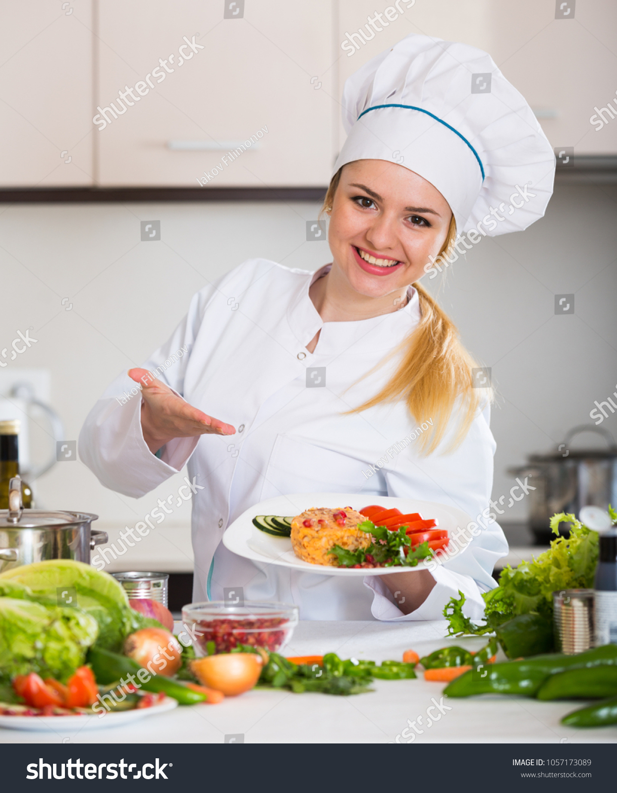 Positive female chef posing with plate of salad and cheese _站酷海洛_正版图片_视频_字体_音乐素材交易平台_站酷旗下品牌