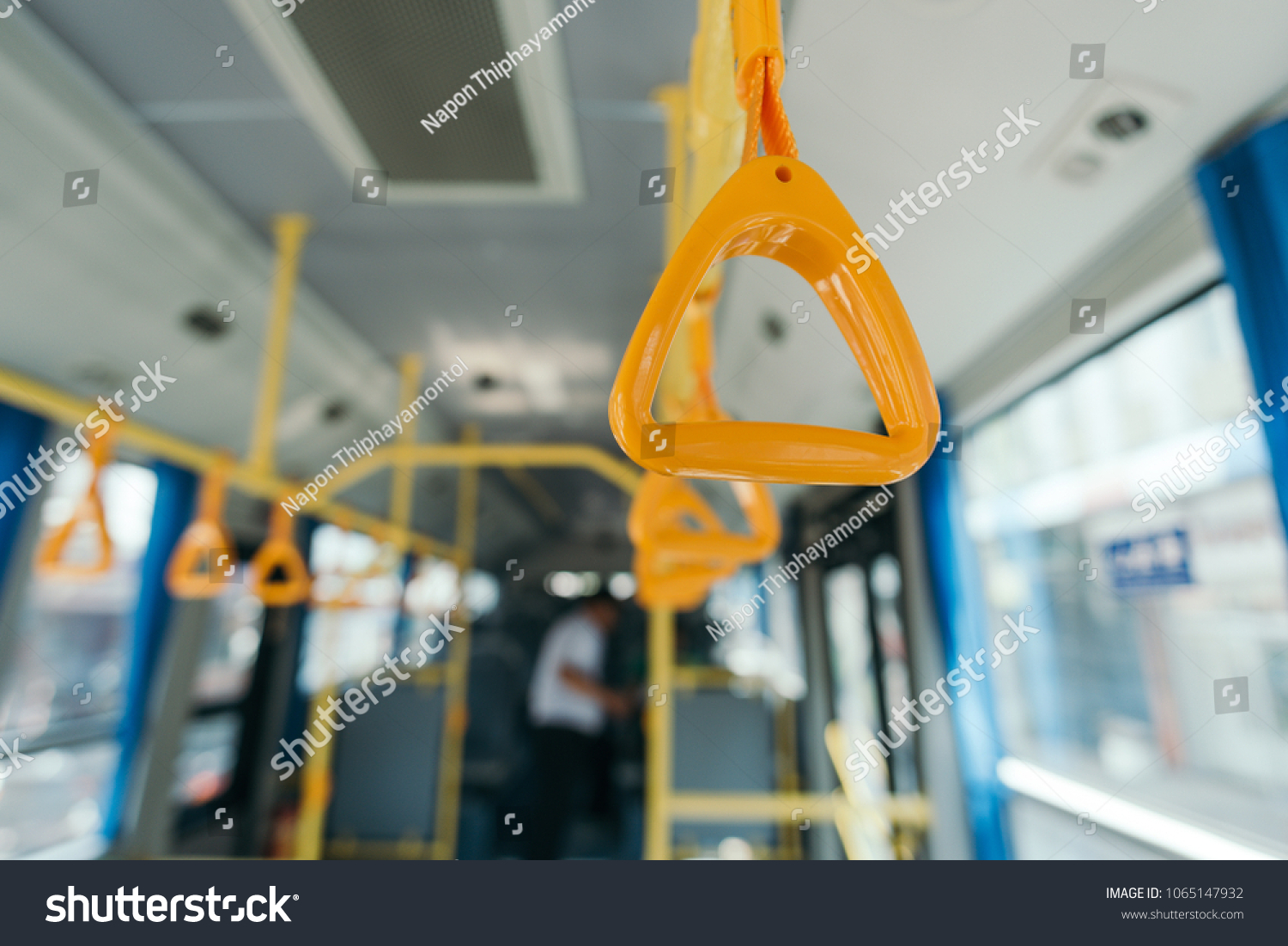 Yellow bus handles with blur background bus scene_站酷海洛_正版图片_视频_字体_音乐素材 ...