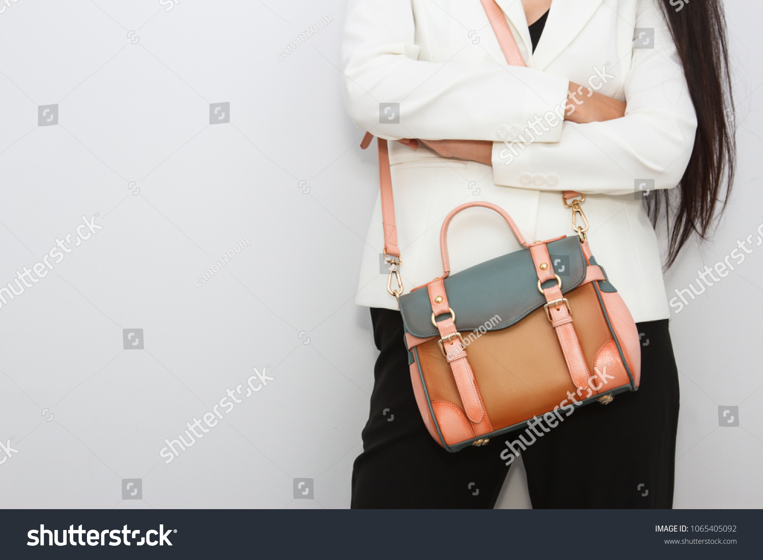 woman holding shoulder leather bag handbag studio shot_站酷海洛_正版图片_视频_字体 ...