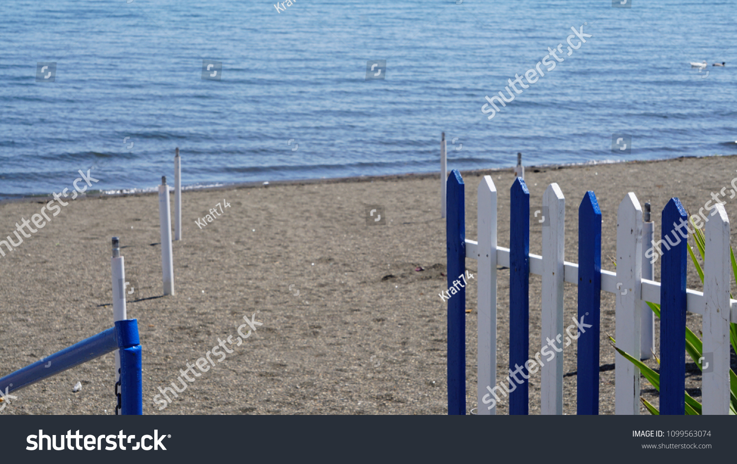 Painted fence of white and blue in a beach in detail_站酷海洛_正版图片_视频_字体_音乐 ...
