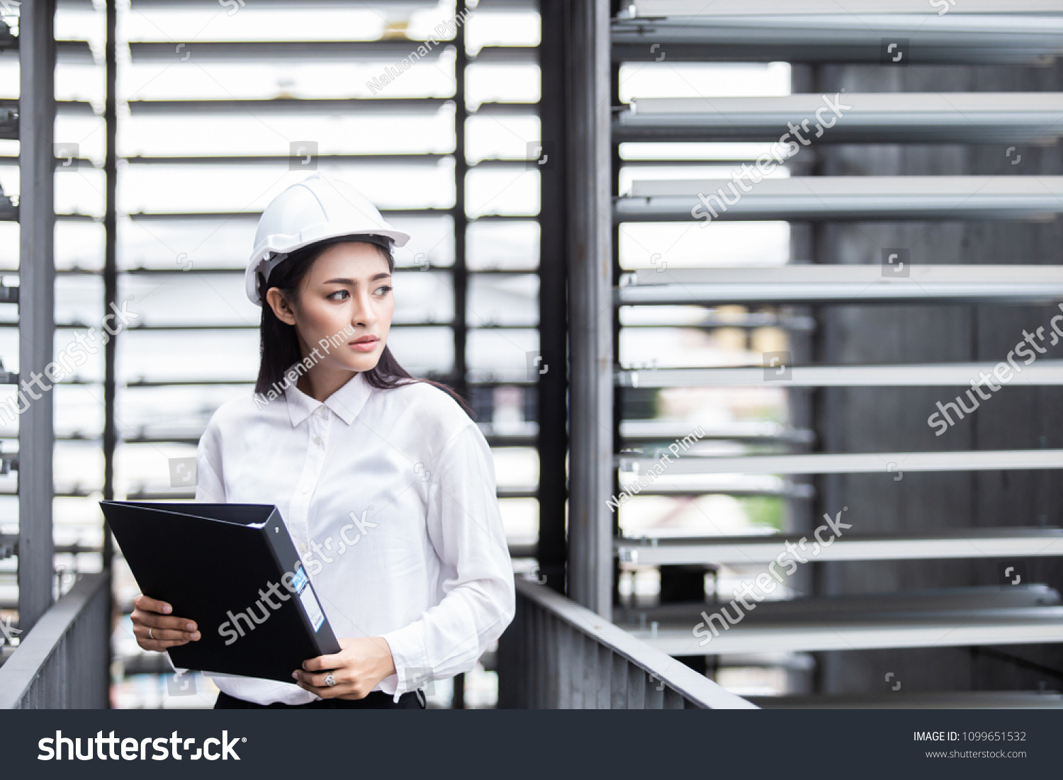 Female engineer inspecting construction work in hand holding cli_站酷海洛_正版图片_视频_字体_音乐素材交易平台_站酷旗下品牌