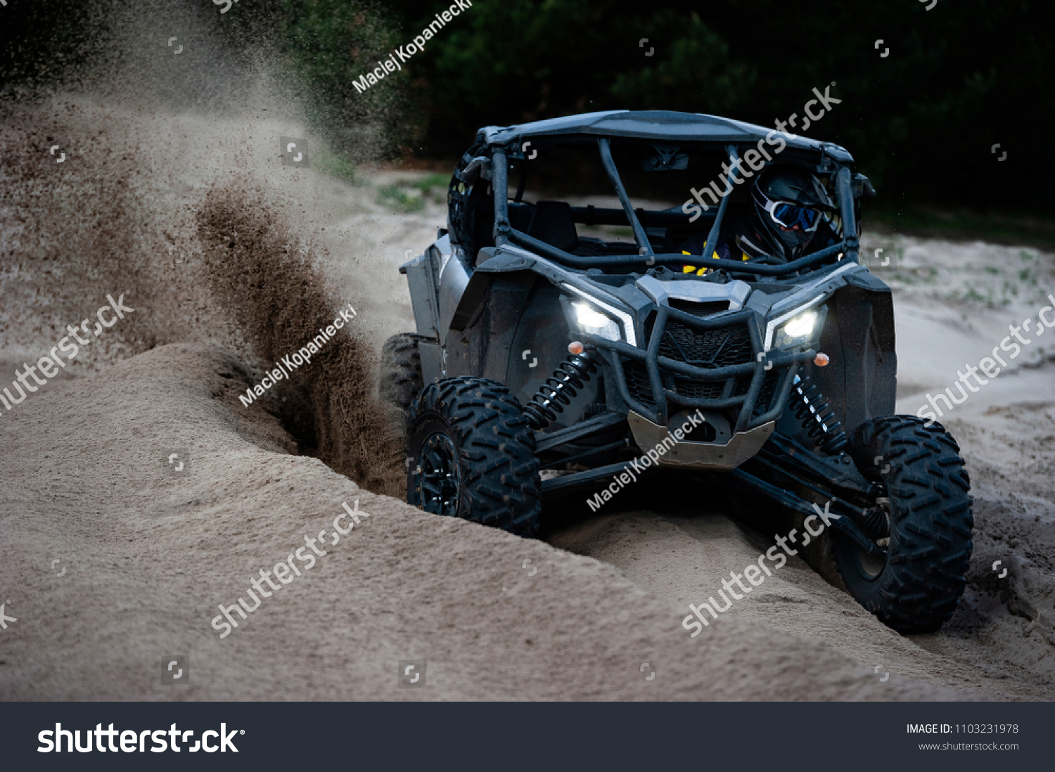 SSV vehicles in the action on evening_站酷海洛_正版图片_视频_字体_音乐素材交易平台_站酷旗下品牌