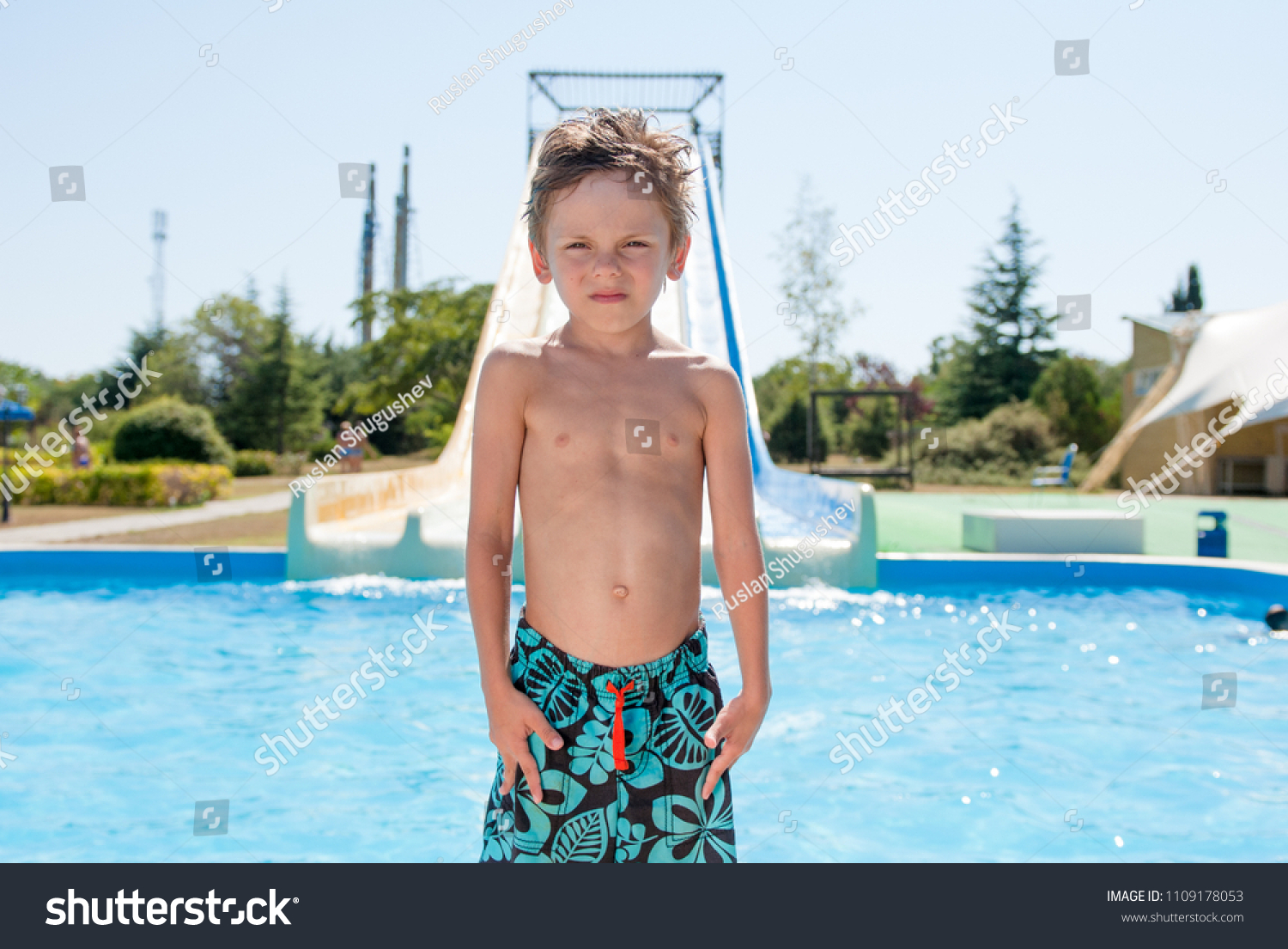 healthy small kid in water park and blue fresh pool_站酷海洛_正版图片_视频_字体_音乐素材交易平台_站酷旗下品牌