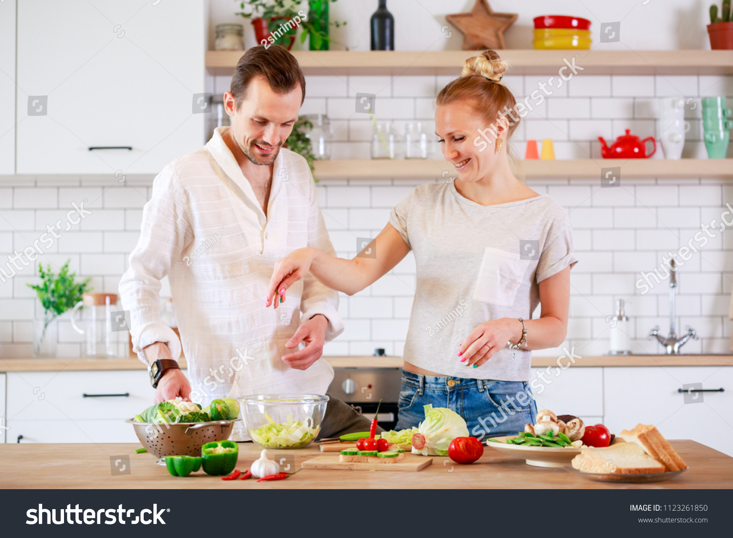 Picture of man and woman cooking vegetables in kitchen_站酷海洛_正版图片_视频_字体 ...