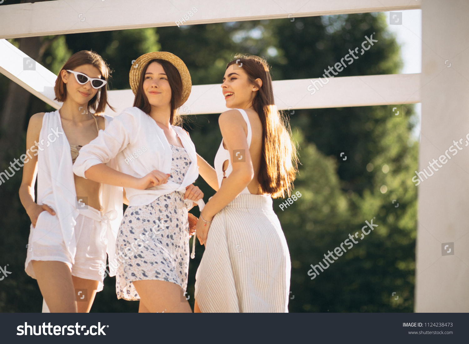 Three women happy at the beach_站酷海洛_正版图片_视频_字体_音乐素材交易平台_站酷旗下品牌
