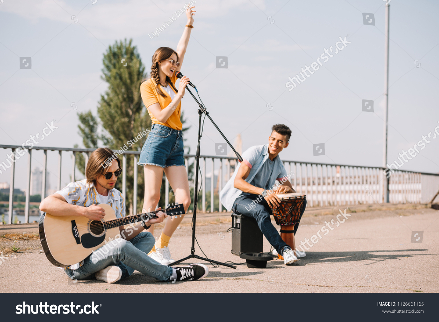 Multiracial young people performing singing on street_站酷海洛_正版图片_视频_字体_音乐素材交易平台_站酷旗下品牌