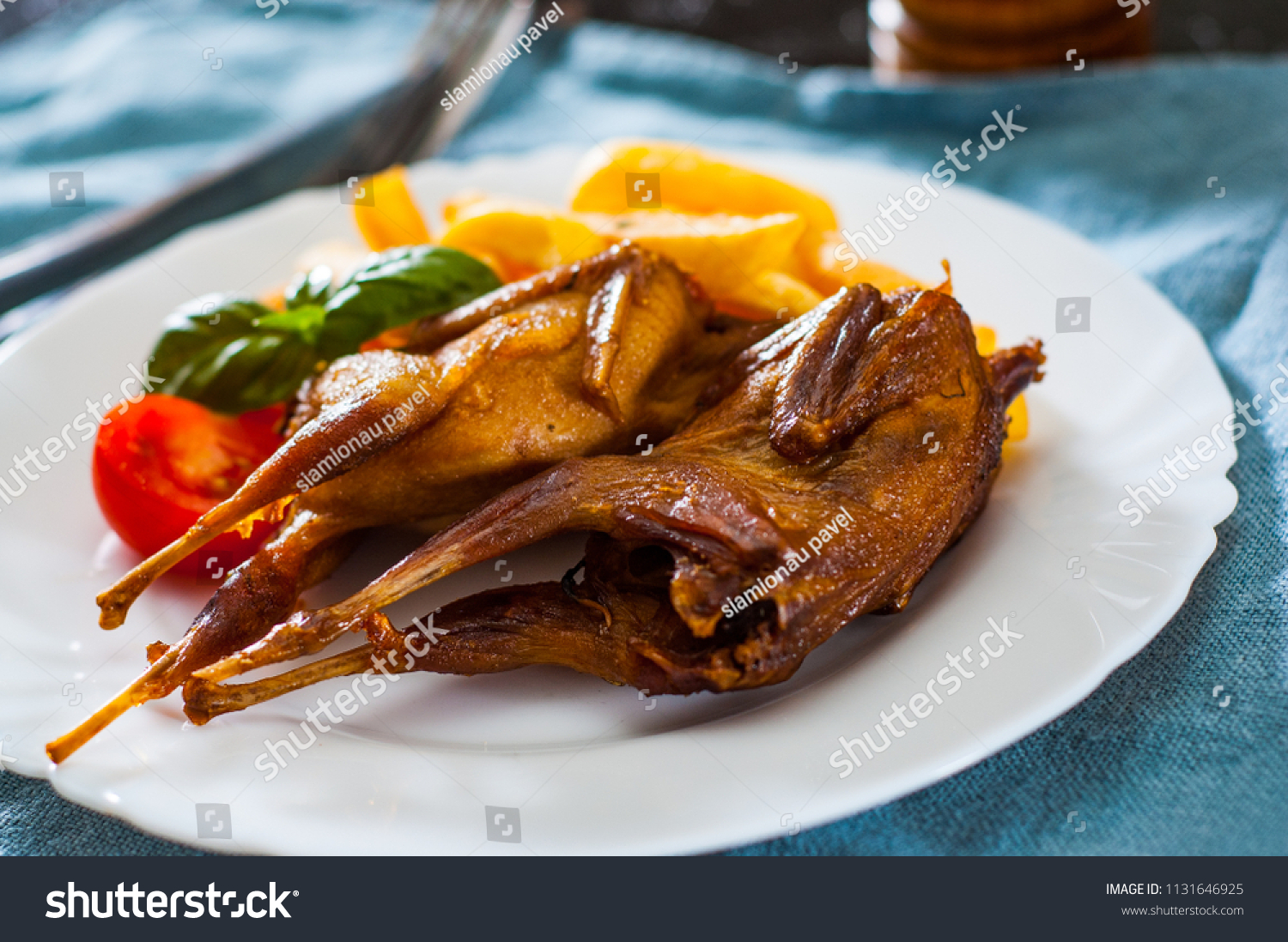 Roasted quails and potatoes served in a white plate on table_站酷海洛_正版图片 ...