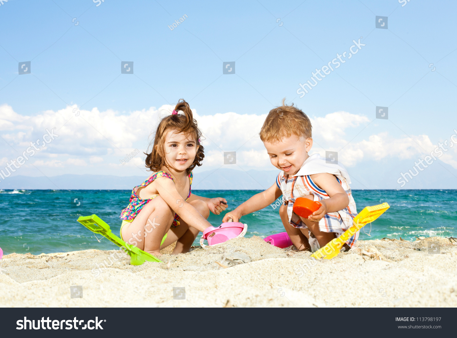 Children having fun at the beach_站酷海洛_正版图片_视频_字体_音乐素材交易平台_站酷旗下品牌