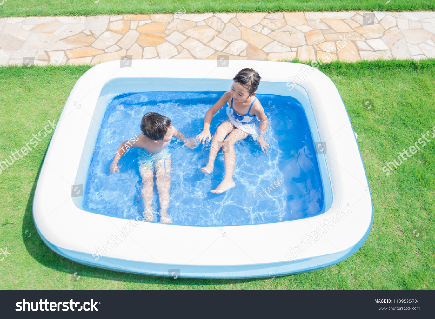 Children playing in the pool at home_站酷海洛_正版图片_视频_字体_音乐素材交易平台_站酷旗下品牌