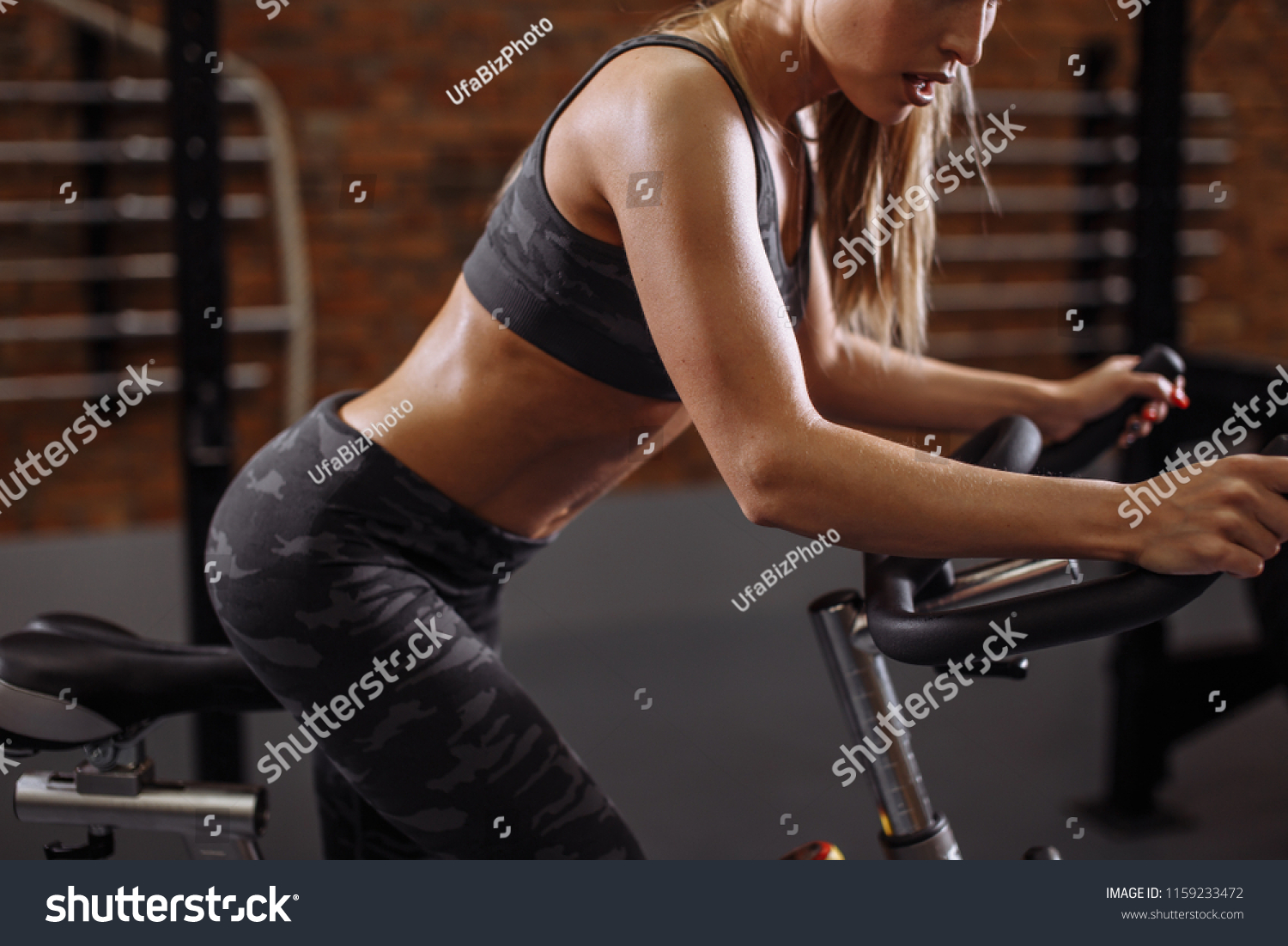 close up side view cropped photo. focus on slim sweaty body and perfect abs._站酷海洛_正版图片_视频_字体_音乐 ...