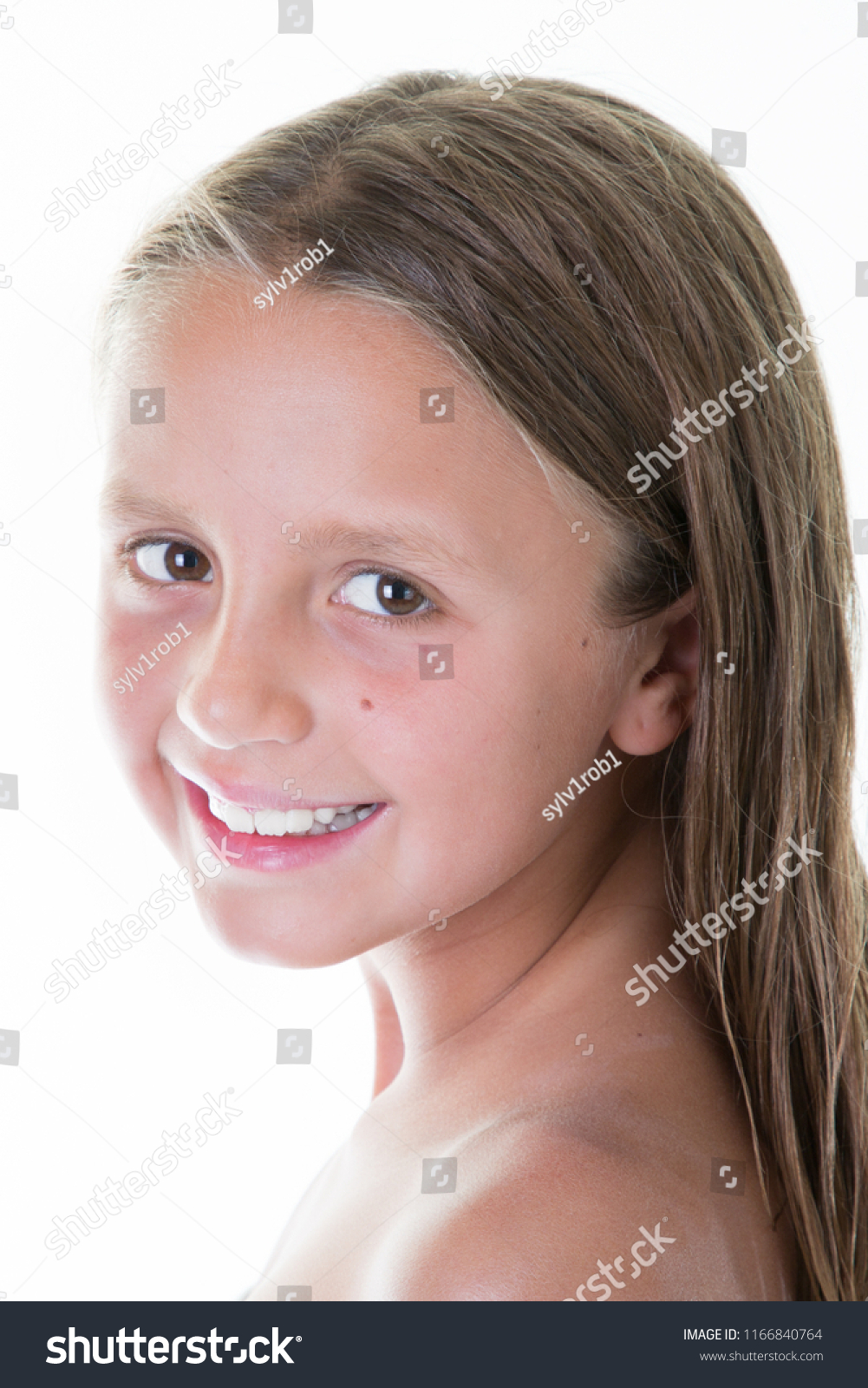 Smiling Young Girl child Standing Outdoors Against White Wall_站酷海洛_正版图片_视频_字体_音乐素材交易平台_站酷旗下品牌