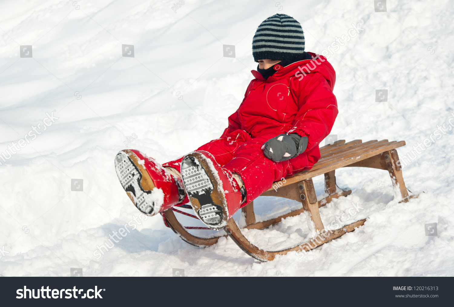 Kid sliding with sledge in the snow._站酷海洛_正版图片_视频_字体_音乐素材交易平台_站酷旗下品牌