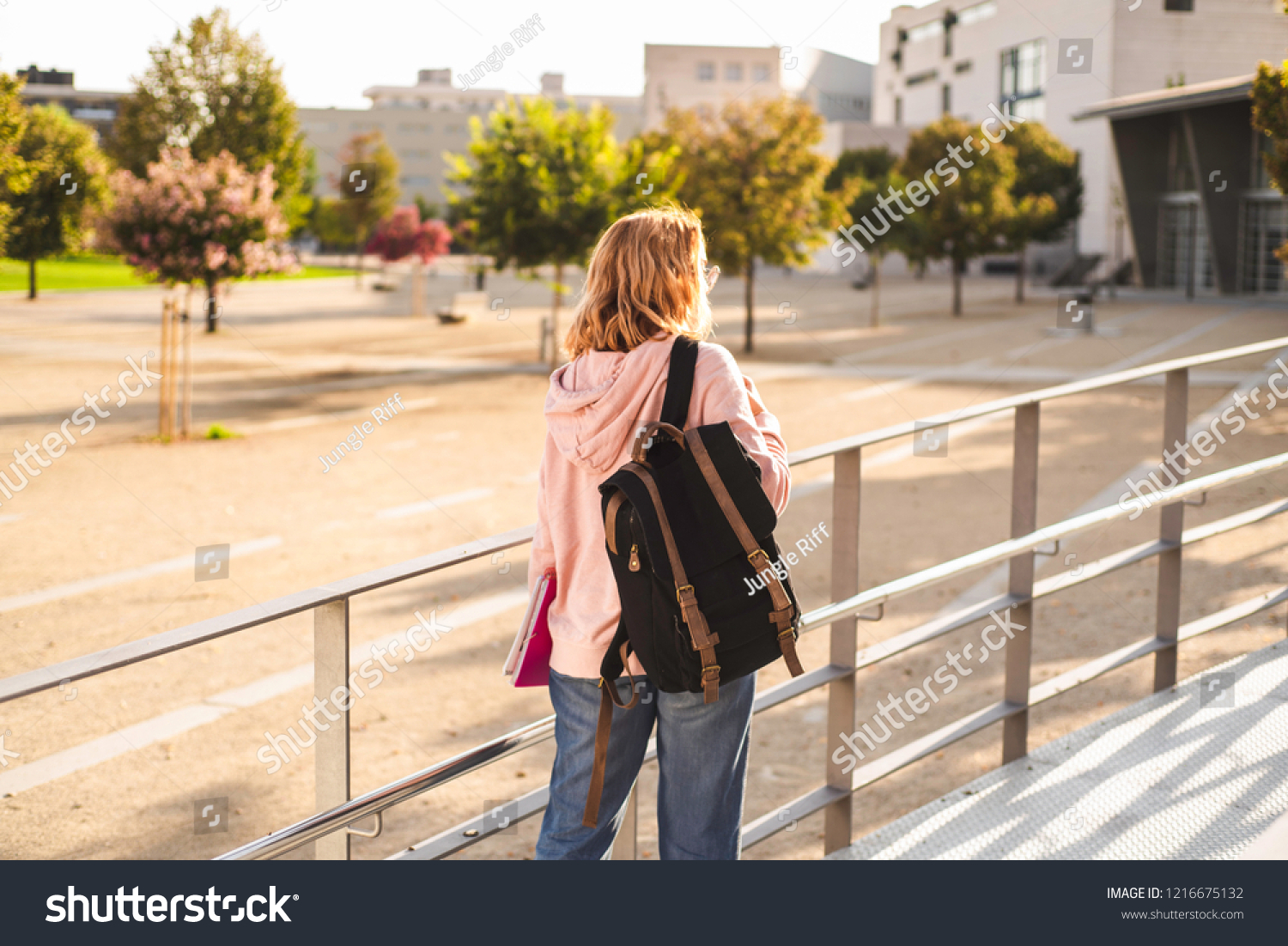 Young student Walking with a backpack_站酷海洛_正版图片_视频_字体_音乐素材交易平台_站酷旗下品牌