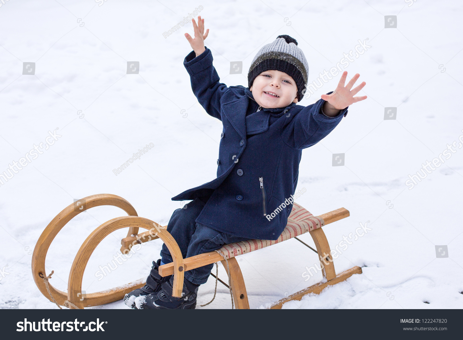 Lovely little boy having fun on ancient sledge on winter snow day_站酷海洛 ...