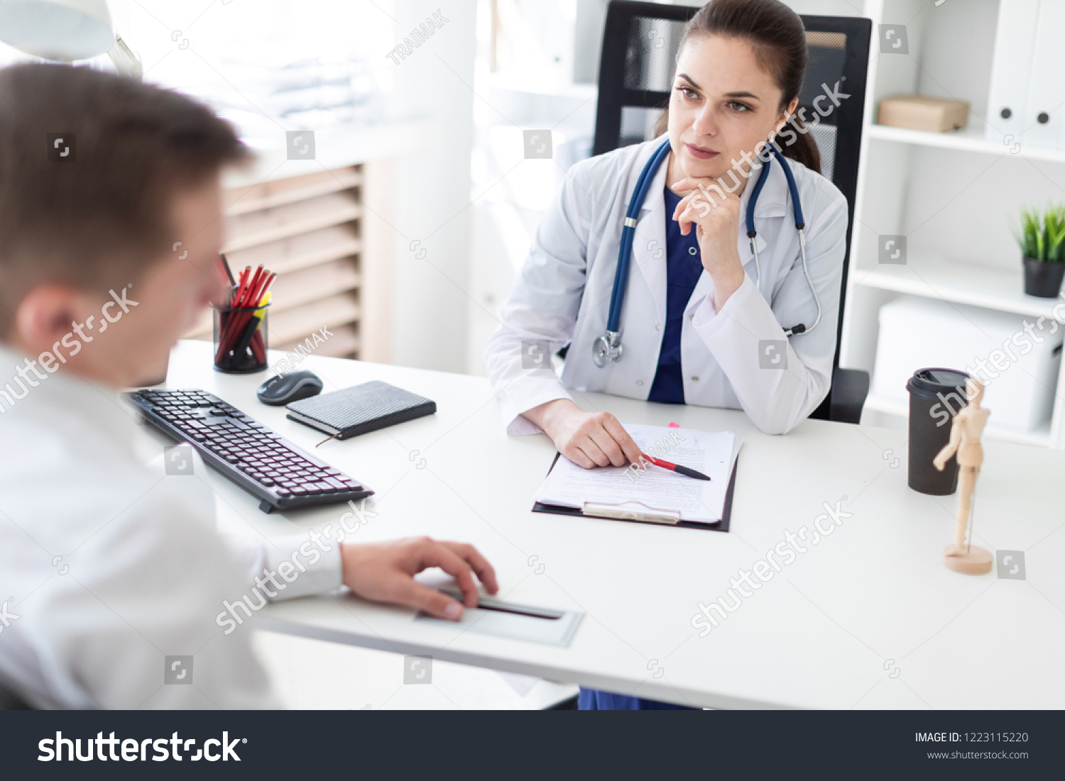 The young man came to see the doctor._站酷海洛_正版图片_视频_字体_音乐素材交易平台_站酷旗下品牌