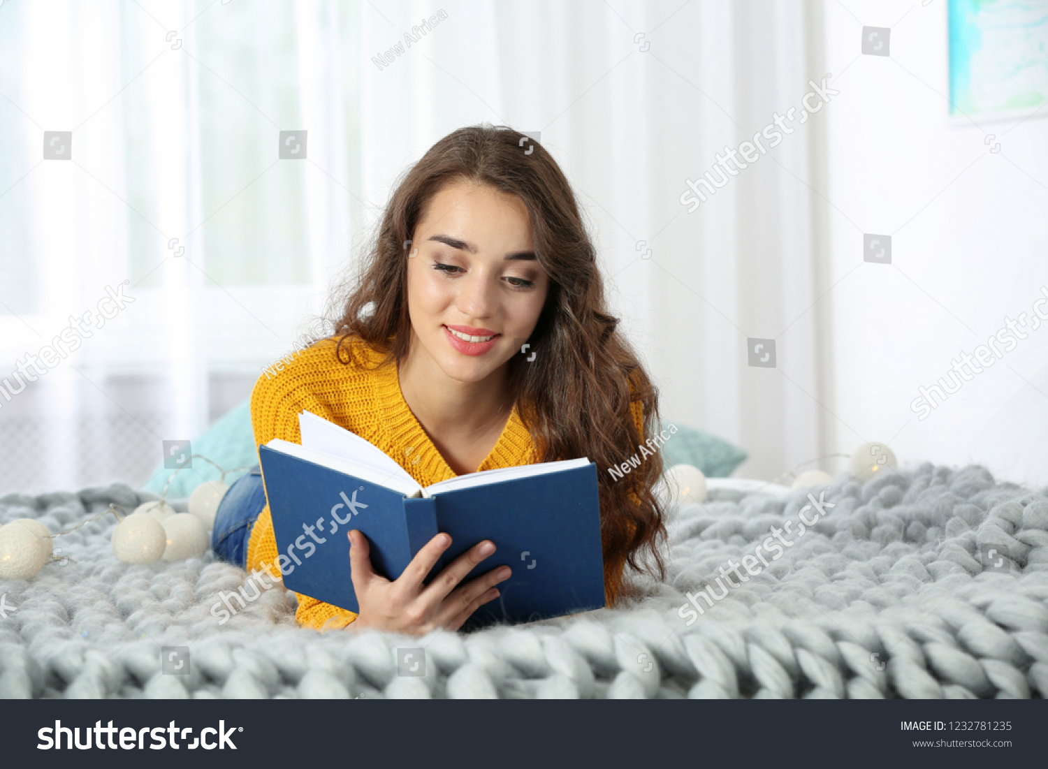 Young beautiful woman in warm sweater reading book on bed at home_站酷海洛_正版图片_视频_字体_音乐素材交易平台_站酷旗下品牌