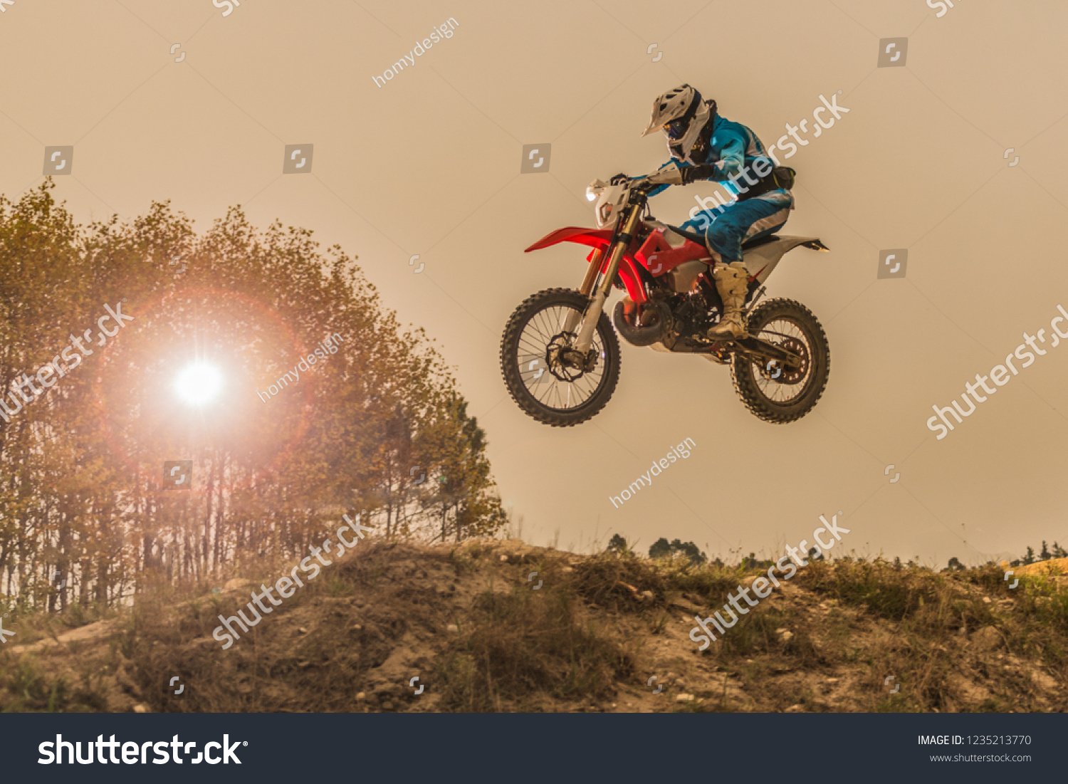 Enduro bike rider in action. Jump on sandy terrain._站酷海洛_正版图片_视频_字体_音乐 ...