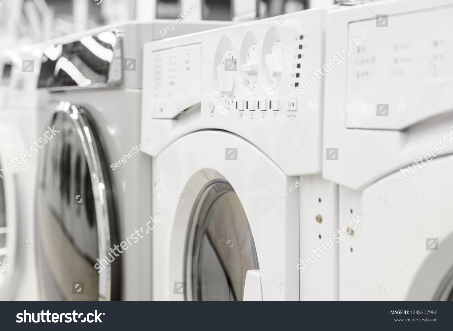 Row of washing mashines in appliance store_站酷海洛_正版图片_视频_字体_音乐素材交易平台_站酷旗下品牌