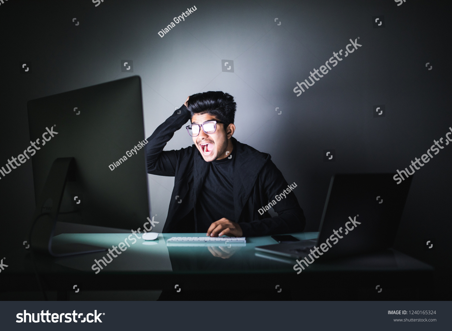 Indian angry screaming programmer at pc computer at dark office_站酷海洛_正版 ...
