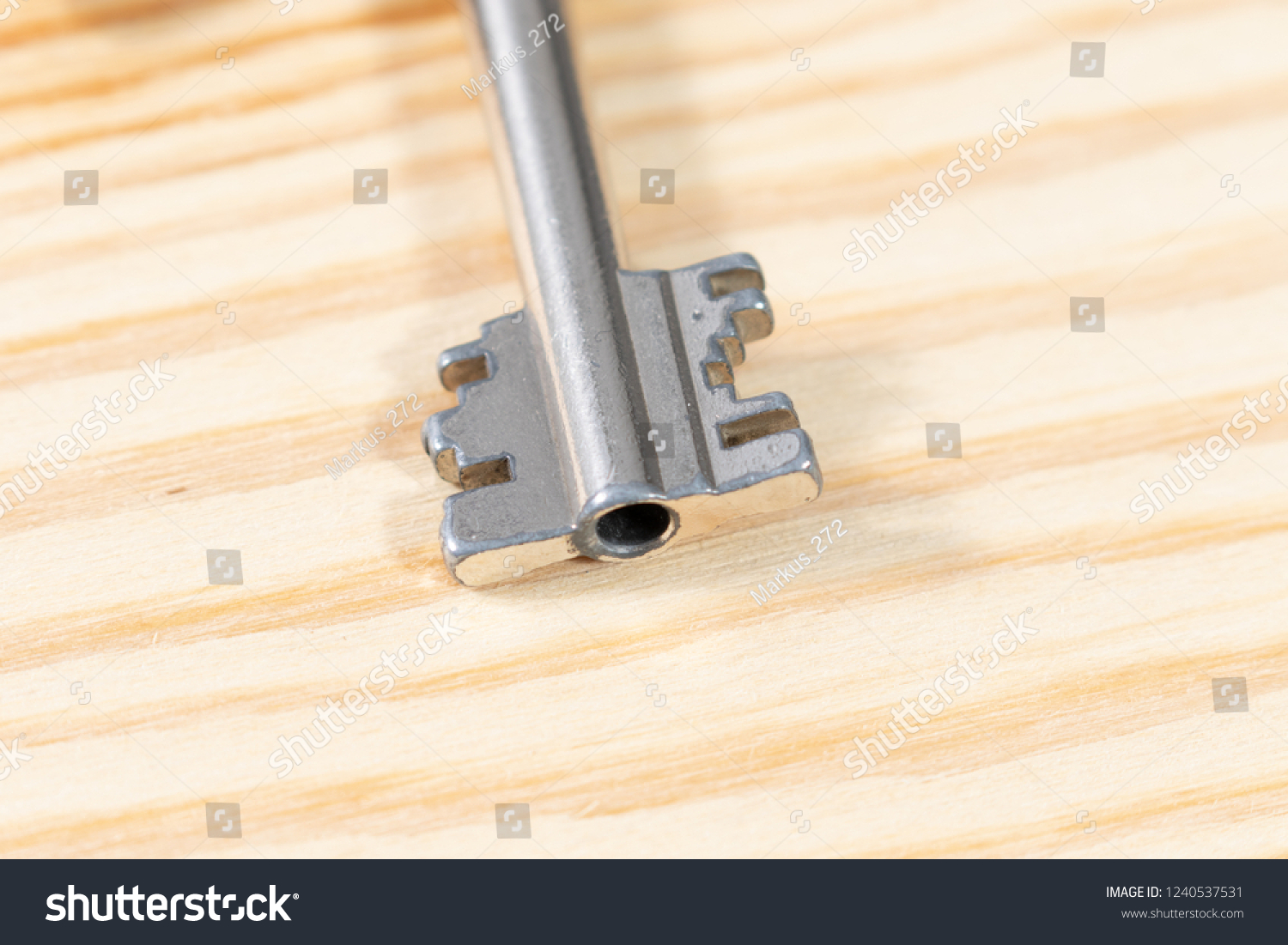 Close up of an old silver safe key_站酷海洛_正版图片_视频_字体_音乐素材交易平台_站酷旗下品牌