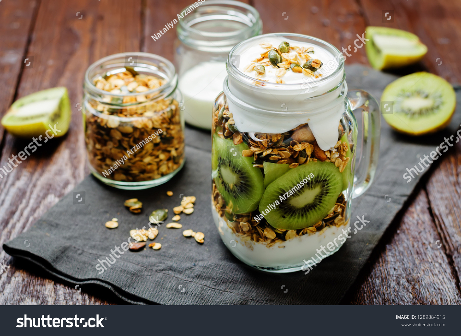 Greek yogurt granola kiwi breakfast in jar. toning. selective focus_站酷海洛_正版图片_视频_字体_音乐素材交易平台_站酷旗下品牌