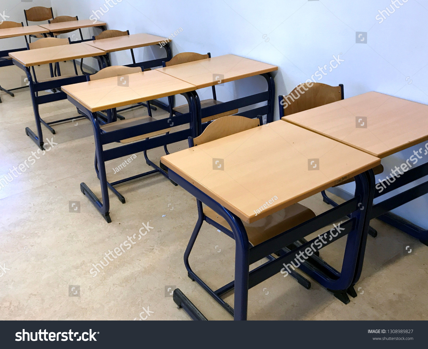 Chairs behind tables in a empty classroom._站酷海洛_正版图片_视频_字体_音乐素材交易平台_站酷旗下品牌