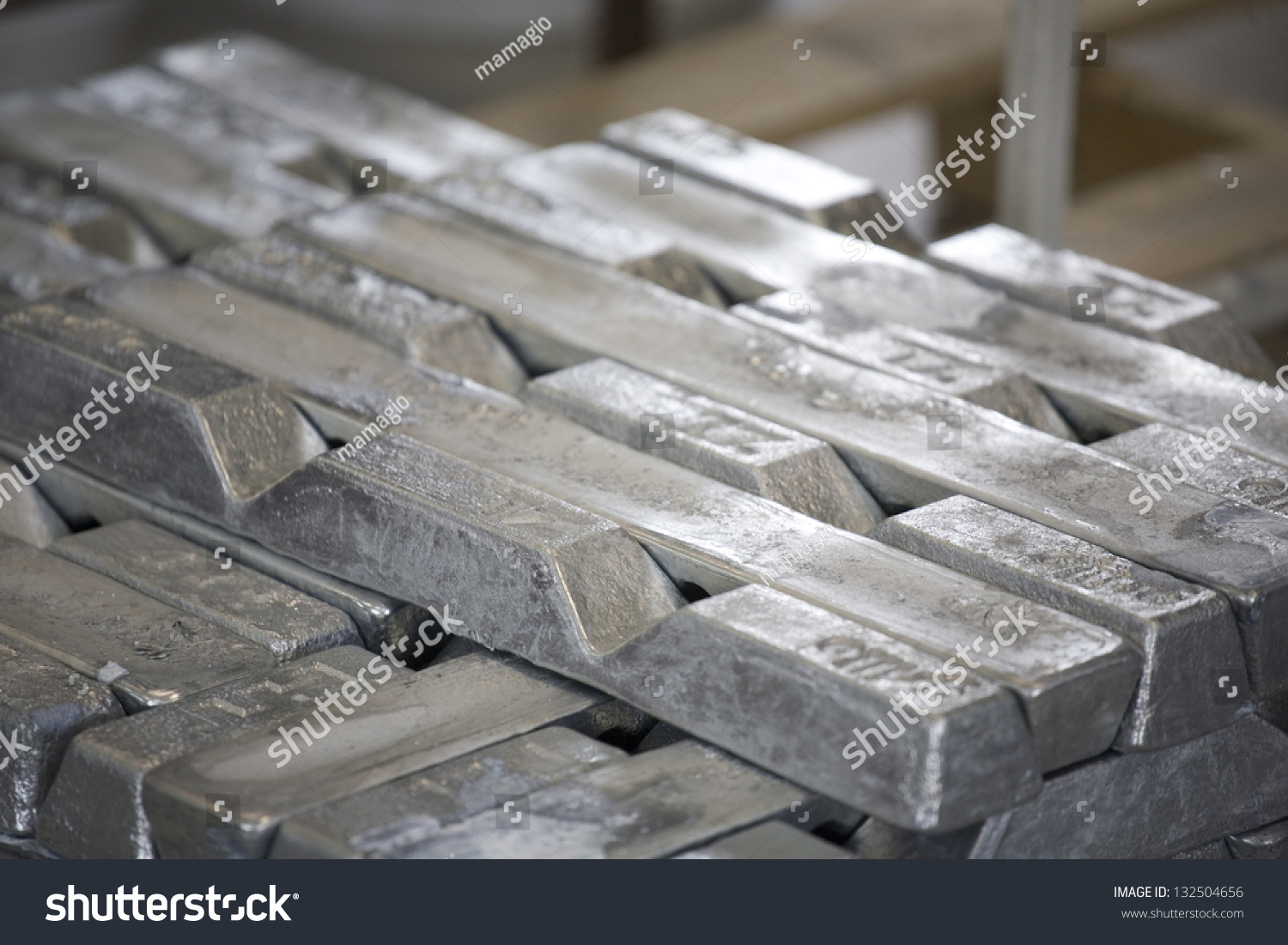steel ingot bars posed on floor selective focus_站酷海洛_正版图片_视频_字体_音乐素材交易 ...