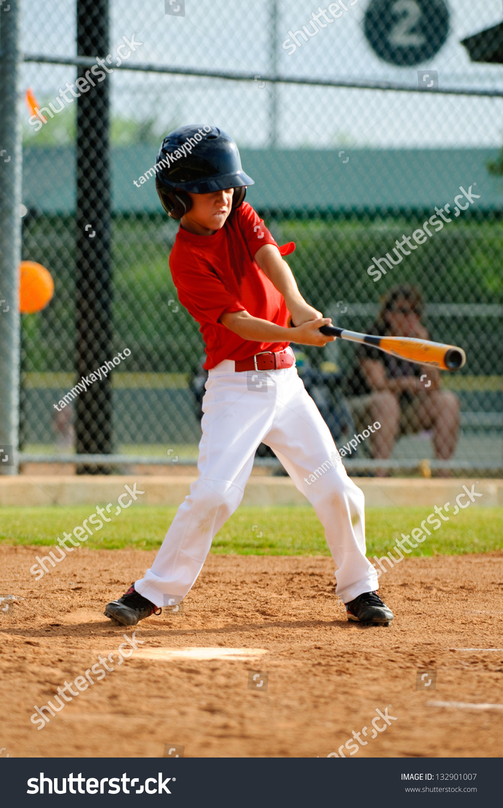 Youth baseball player swinging the bat._站酷海洛_正版图片_视频_字体_音乐素材交易平台_站酷旗下品牌