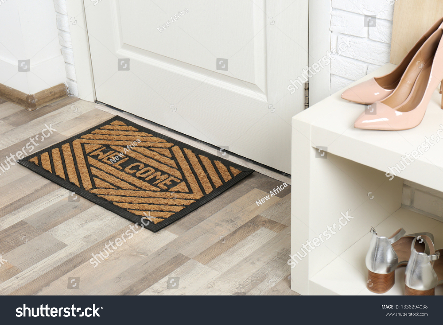 Shoe rack and mat near door in hallway_站酷海洛_正版图片_视频_字体_音乐素材交易平台_站酷旗下品牌