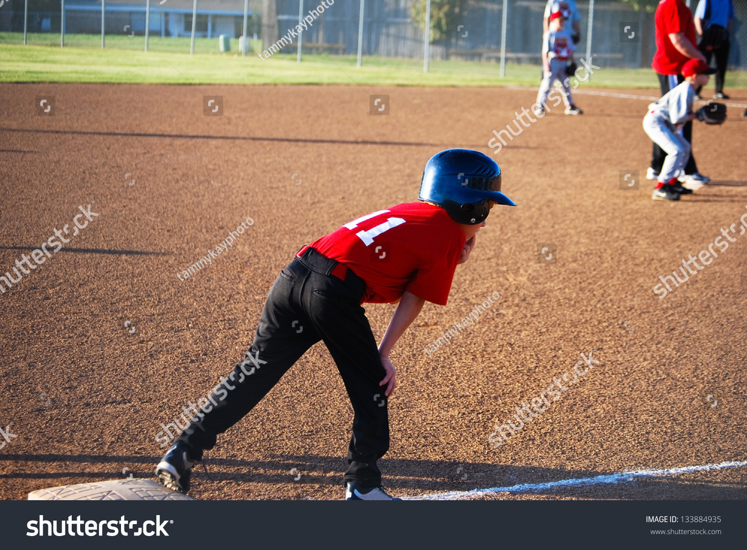 Youth baseball player on third base getting ready to run._站酷海洛_正版图片_视频 ...