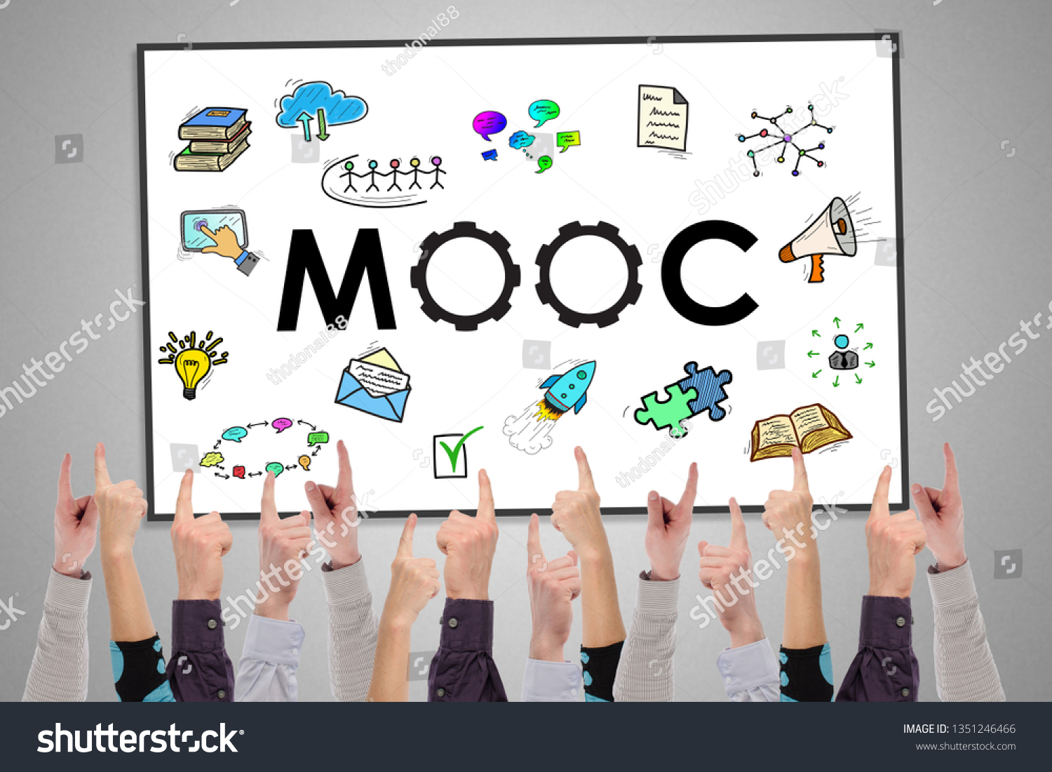 Mooc concept on a whiteboard pointed by several fingers_站酷海洛_正版图片_视频_字体_音乐素材交易平台_站酷旗下品牌