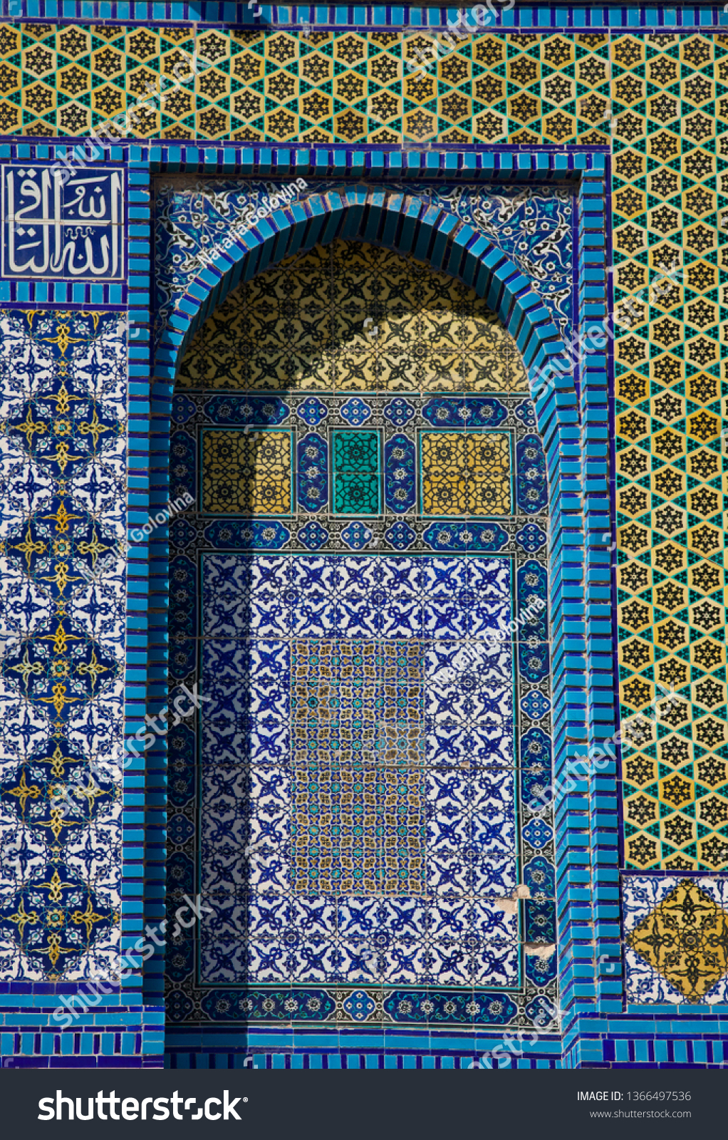 Blue Arabic mosaic tiles and details on the Dome of the Rock Temple ...