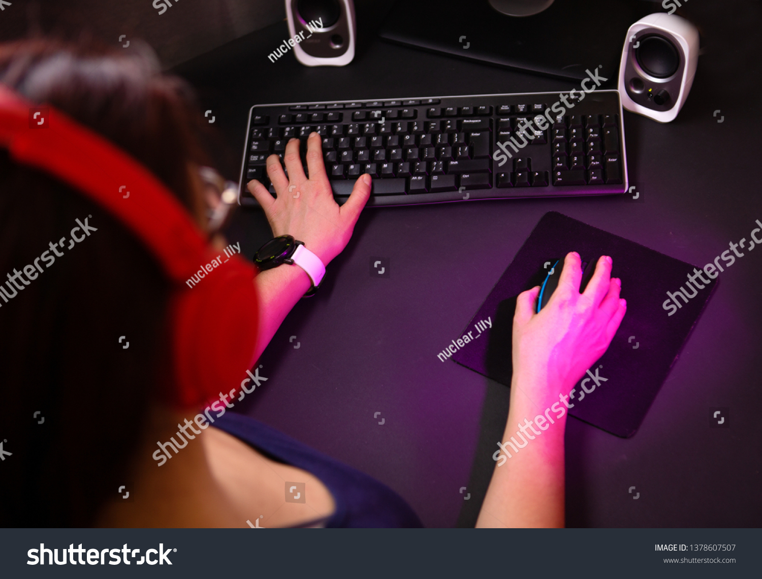 Female hands playing computer game with mouse and keyboard._站酷海洛_正版图片 ...
