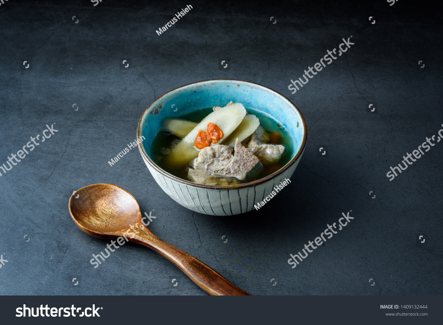 Stewed yam and pork ribs soup._站酷海洛_正版图片_视频_字体_音乐素材交易平台_站酷旗下品牌