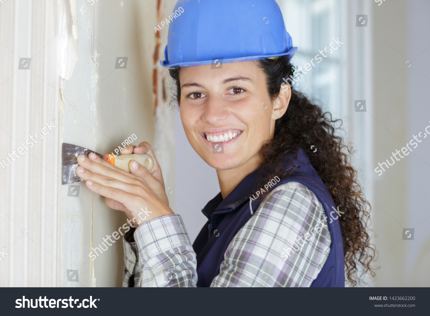 happy woman repairs wall with spackling paste_站酷海洛_正版图片_视频_字体_音乐素材交易平台 ...