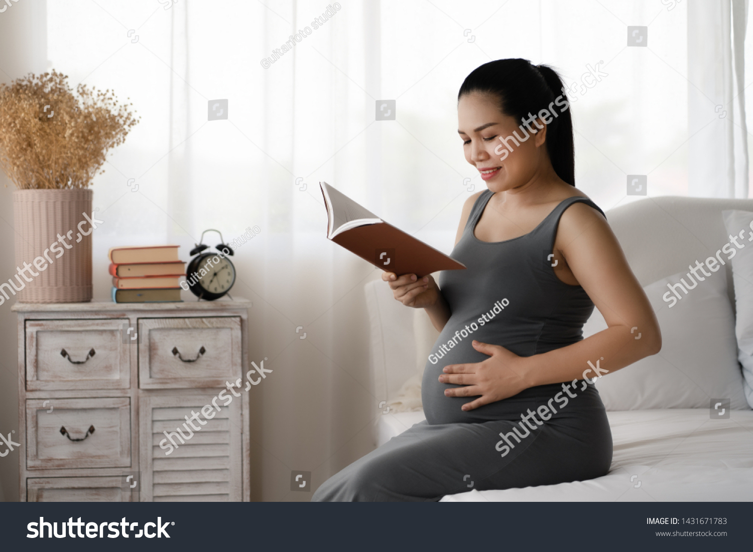 Happy Asian pregnant are reading a book in bedroom_站酷海洛_正版图片_视频_字体_音乐素材交易平台_站酷旗下品牌