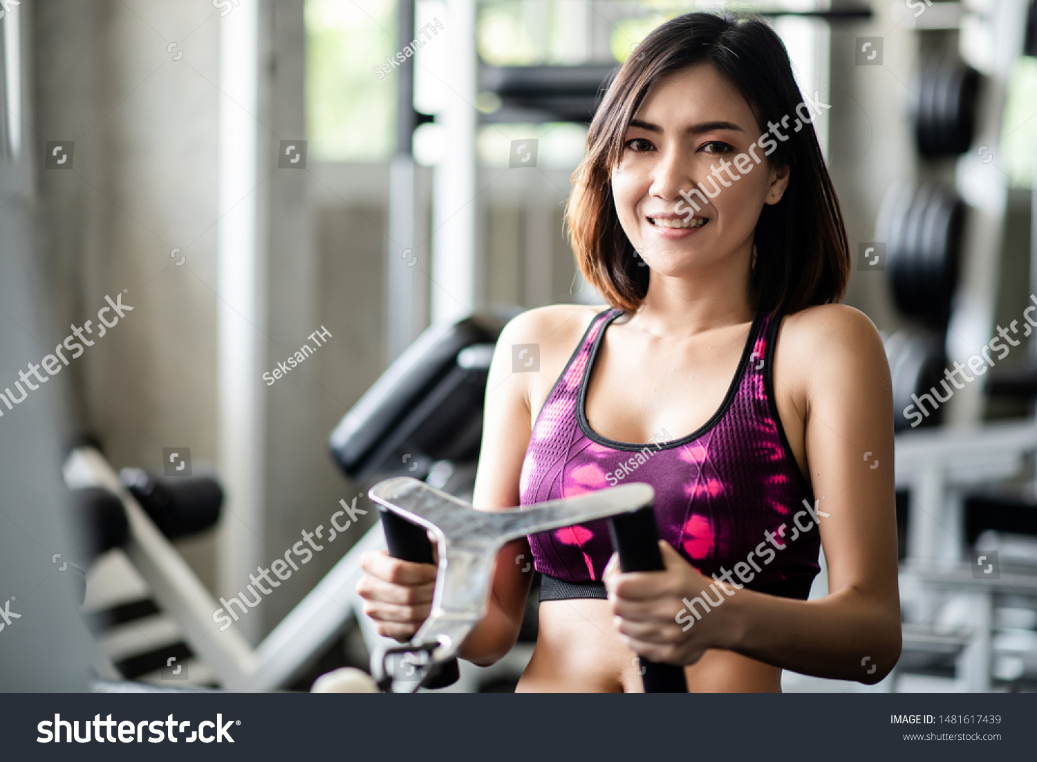 Young healthy woman working out with cable in the gym _站酷海洛_正版图片_视频_字体_音乐素材交易平台_站酷旗下品牌