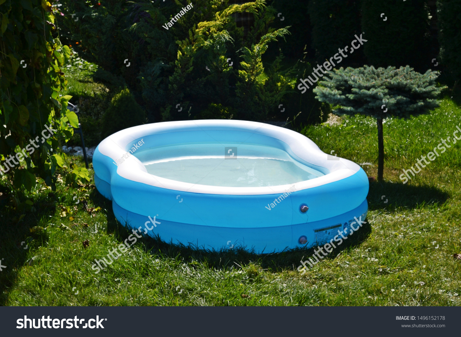 Blue inflatable pool on grass between nature._站酷海洛_正版图片_视频_字体_音乐素材交易平台 ...