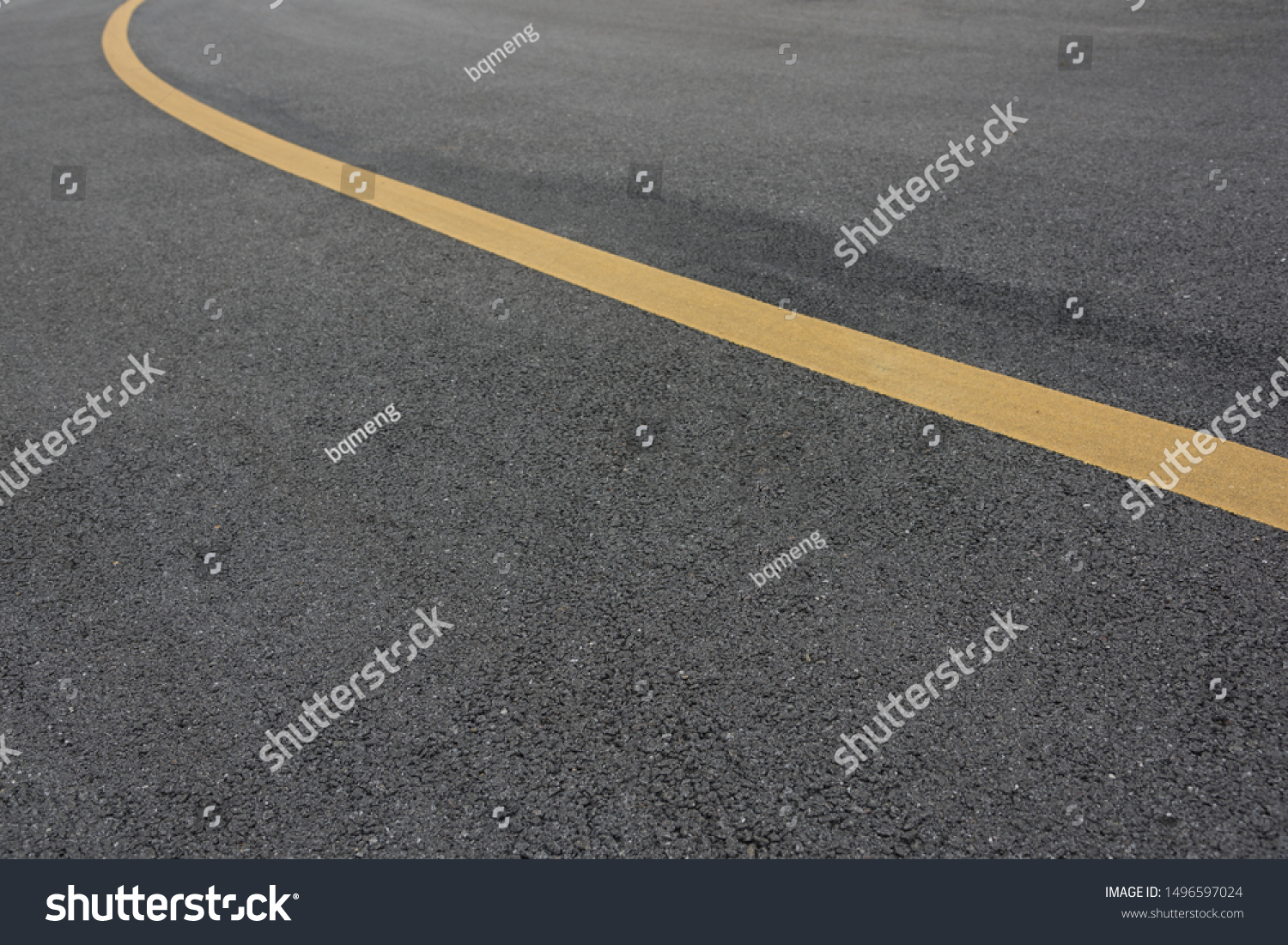 Low angle view of asphalt bend yellow paint line_站酷海洛_正版图片_视频_字体_音乐素材交易 ...