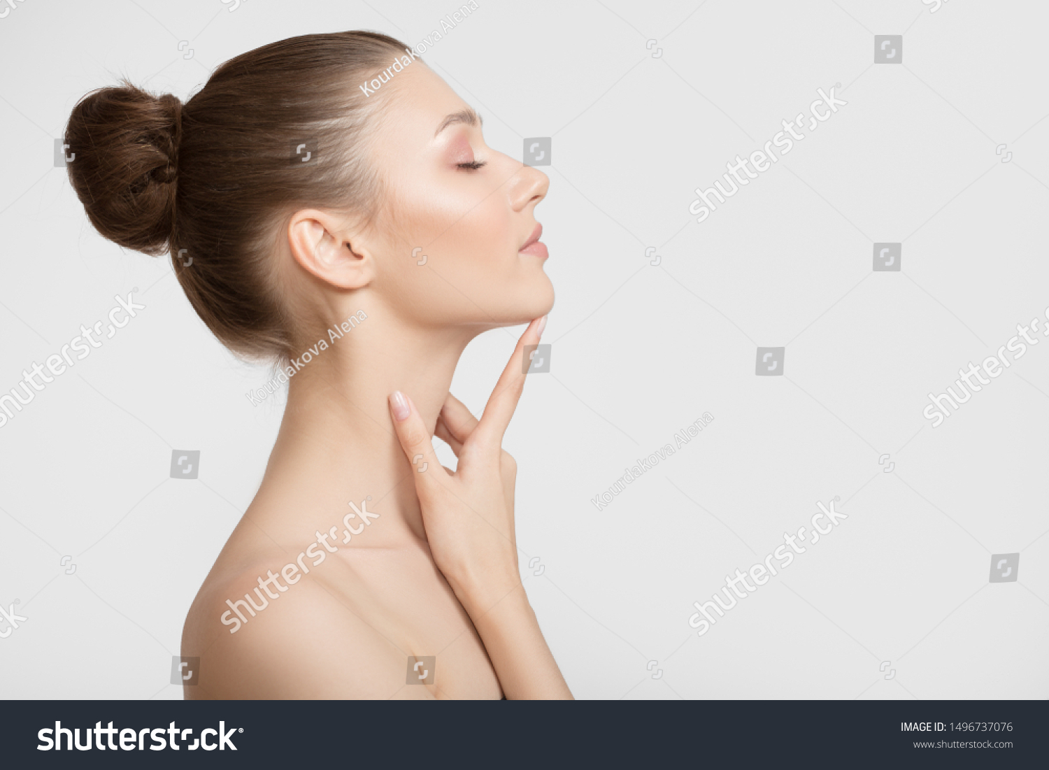 Portrait of a young woman. Bare shoulders. Hand touches face_站酷海洛_正版图片 ...