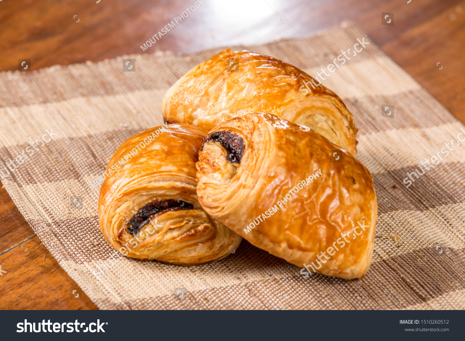 croissant and sweetes in plate_站酷海洛_正版图片_视频_字体_音乐素材交易平台_站酷旗下品牌