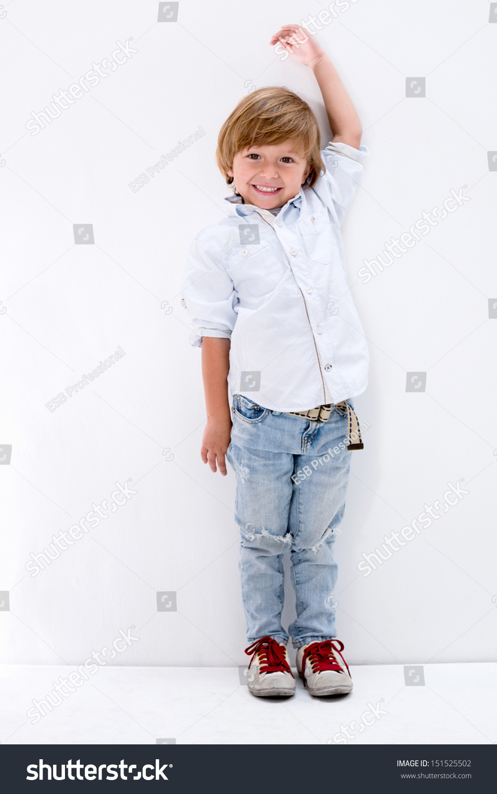 Happy boy growing up to be tall leaning against the wall_站酷海洛_正版图片_视频 ...
