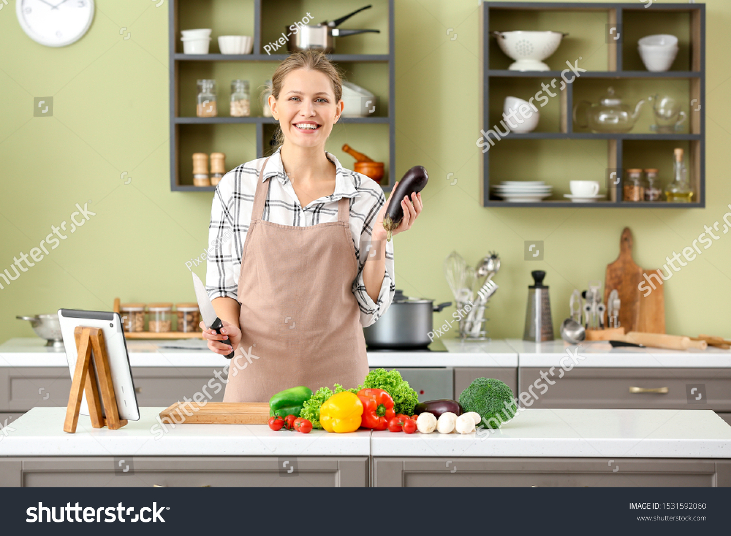 Beautiful young woman cooking in kitchen_站酷海洛_正版图片_视频_字体_音乐素材交易平台_站酷旗下品牌