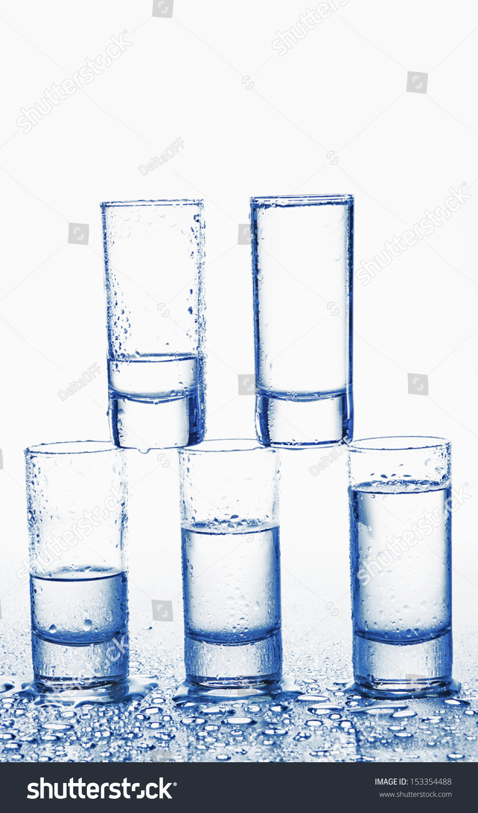 Shot glasses of vodka in water drops_站酷海洛_正版图片_视频_字体_音乐素材交易平台_站酷旗下品牌