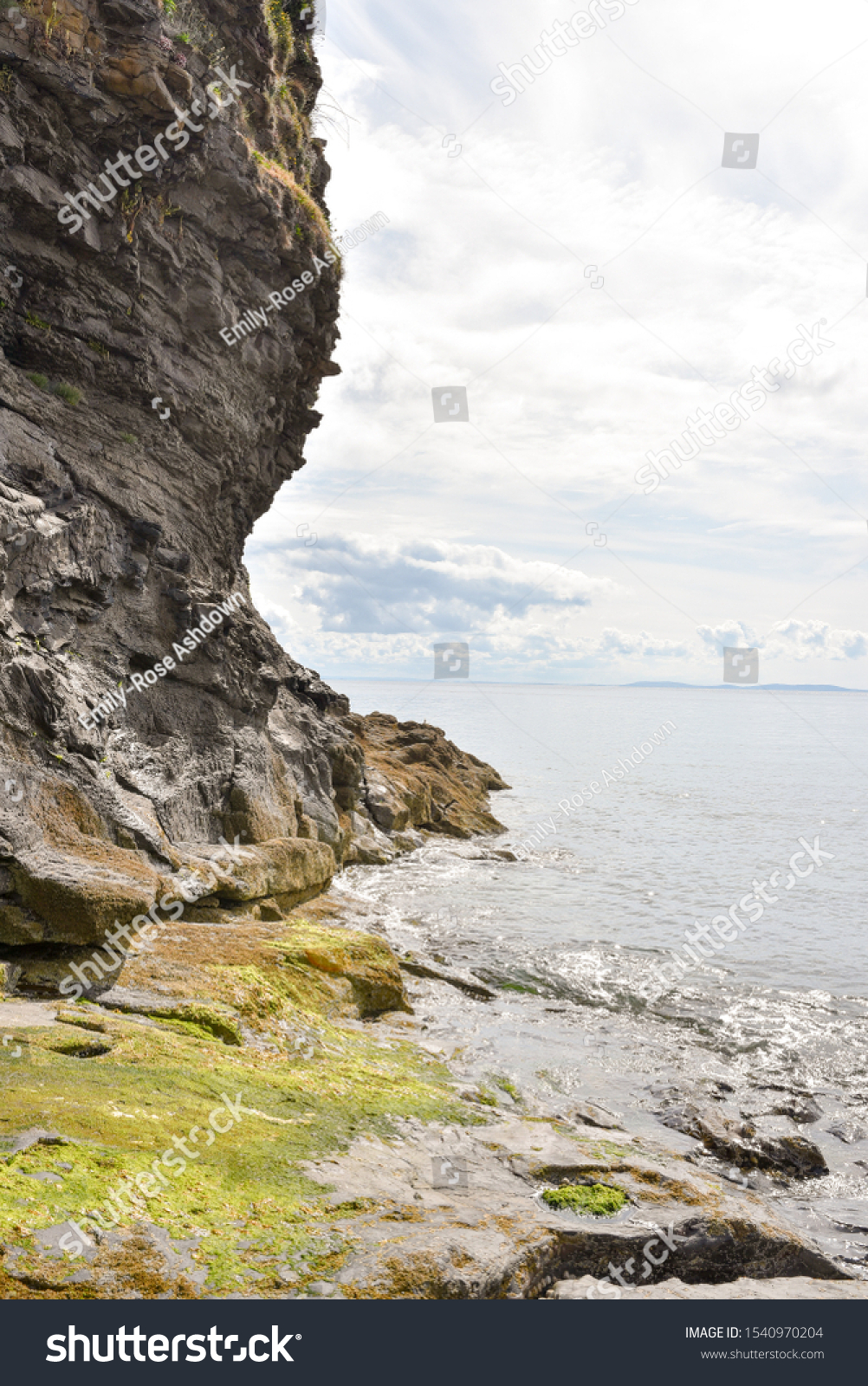 Cliff face and rocky beach leading out to sea on a summers morning_站酷海洛 ...