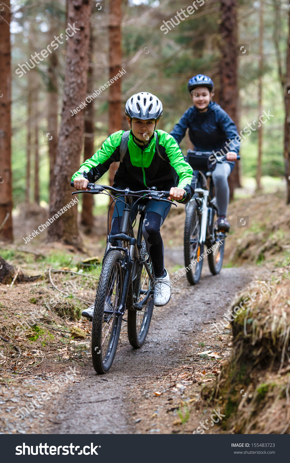 Young people riding bikes _站酷海洛_正版图片_视频_字体_音乐素材交易平台_站酷旗下品牌