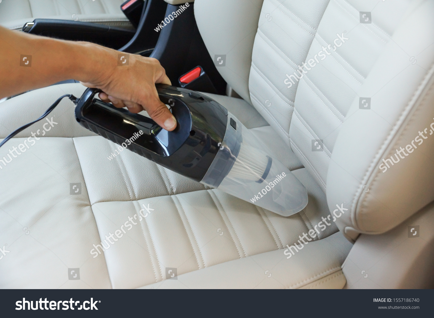 Cleaning a car using a vacuum cleaner_站酷海洛_正版图片_视频_字体_音乐素材交易平台_站酷旗下品牌